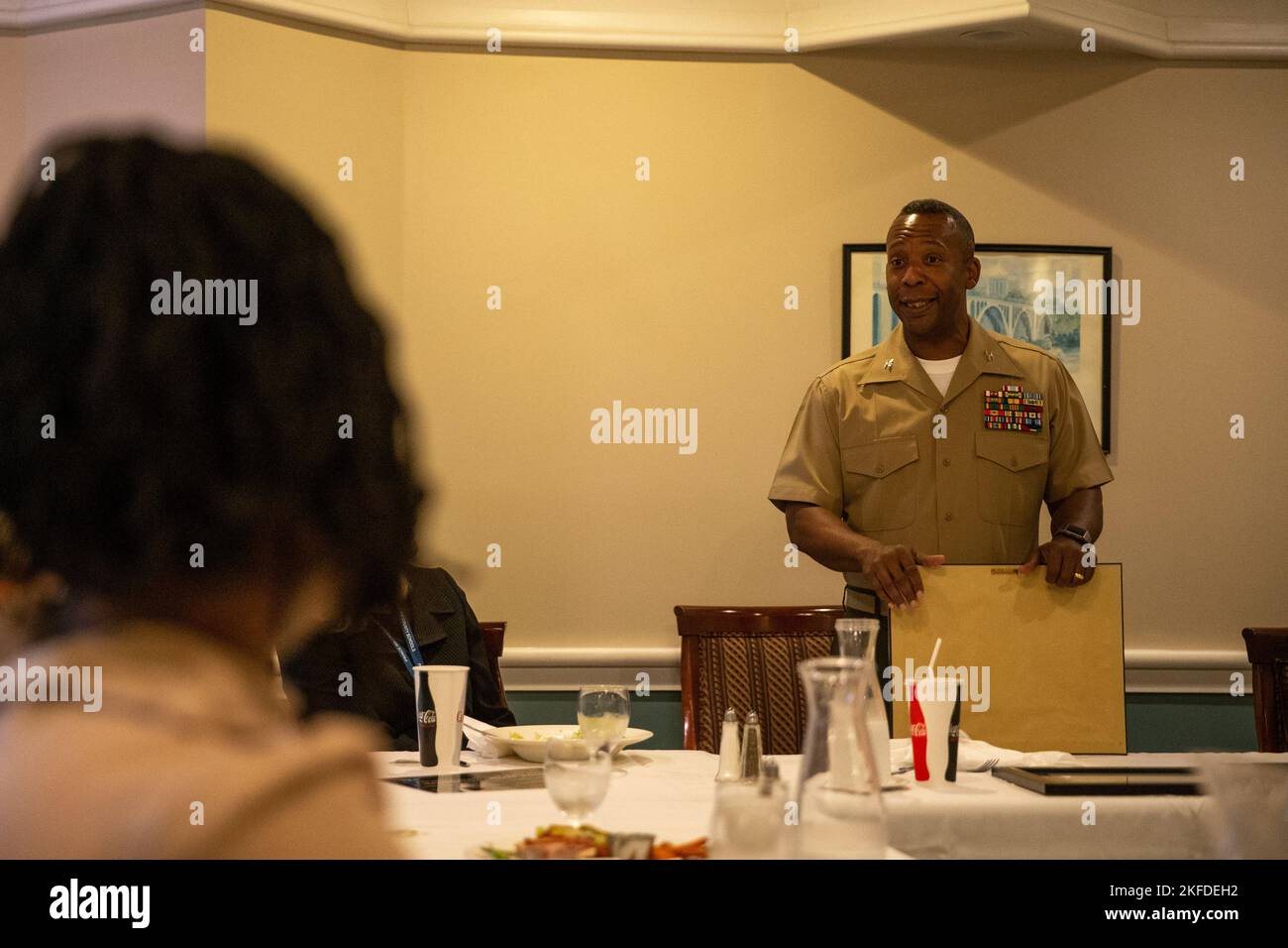 Le colonel Michael L. Brooks, commandant de la base militaire Quantico ...