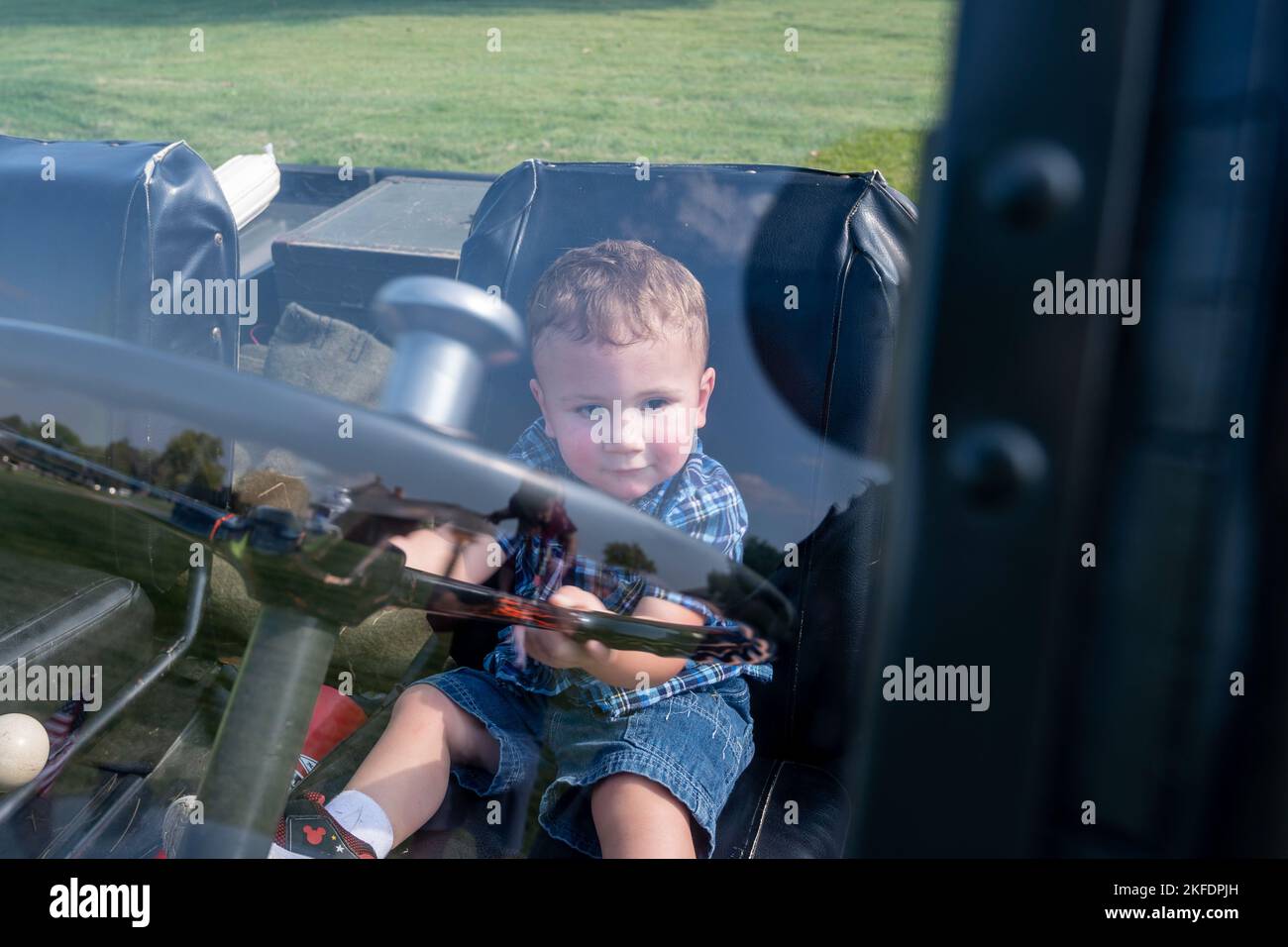 Un membre de la famille de la 131st Bomb Wing est assis dans un ...