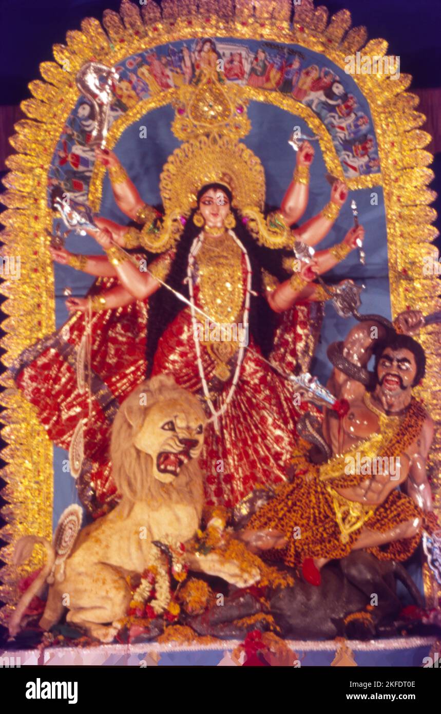 Goddess durga killing mahishasura Banque de photographies et d’images à ...