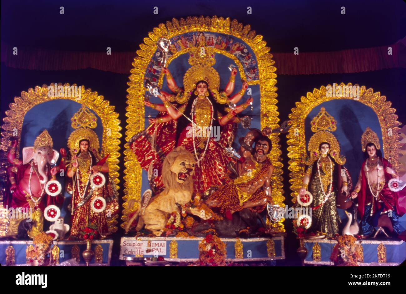 Goddess durga killing mahishasura Banque de photographies et d’images à ...