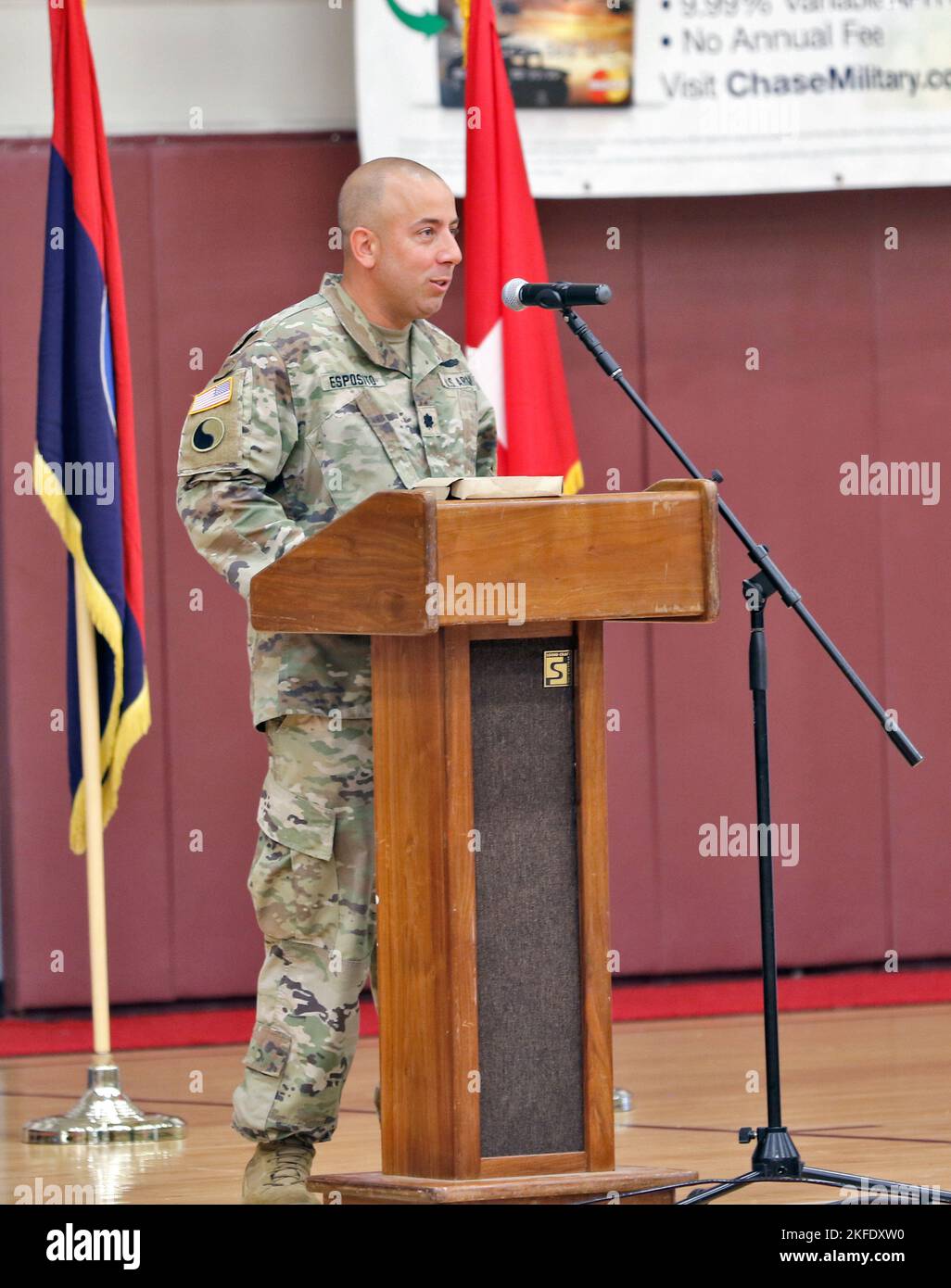 Le lieutenant-colonel Michael J. Esposito s'adresse au bataillon après ...
