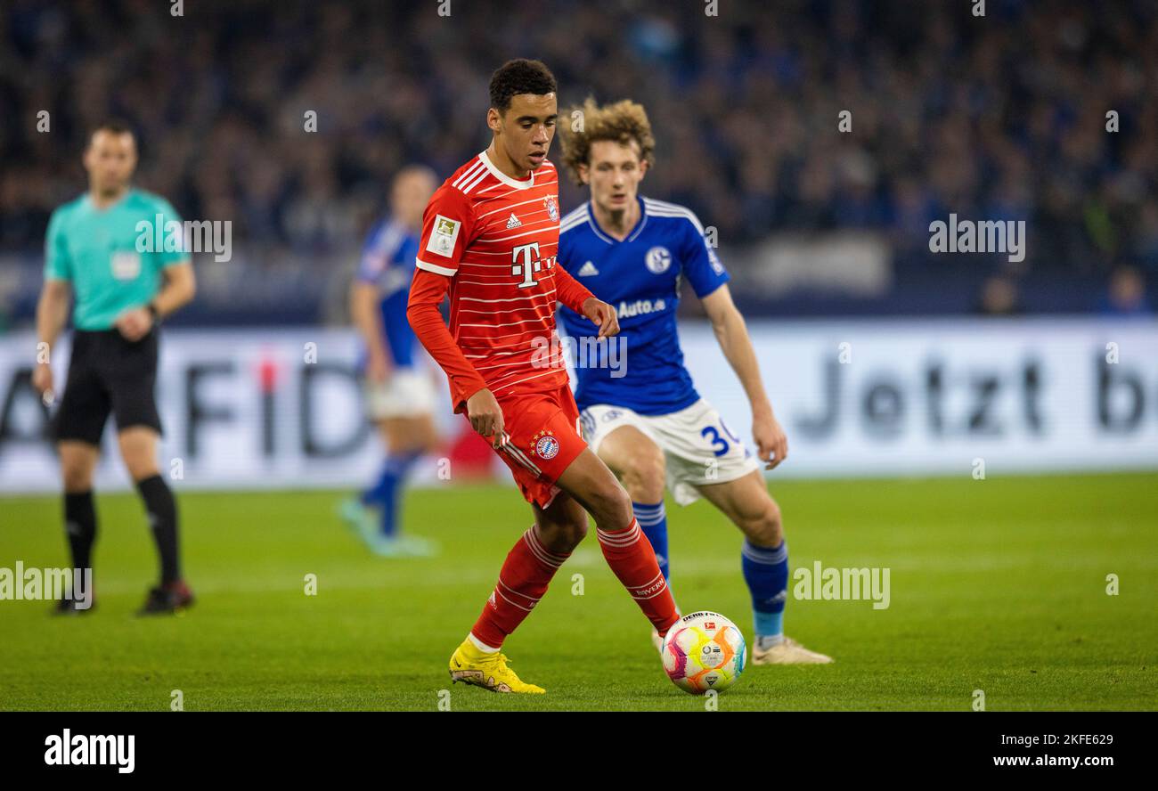 12.11.2022, Gelsenkirchen Jamal Musiala (Muenchen), Alex Kral (S04 ...