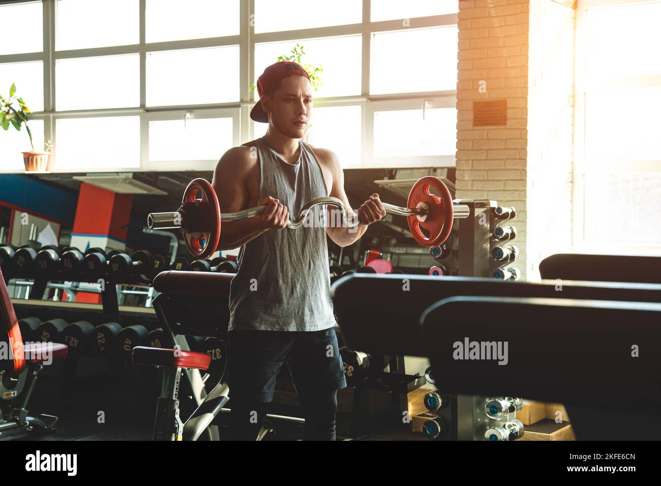 Photo de silhouette d'un jeune athlète musclé faisant des exercices ...