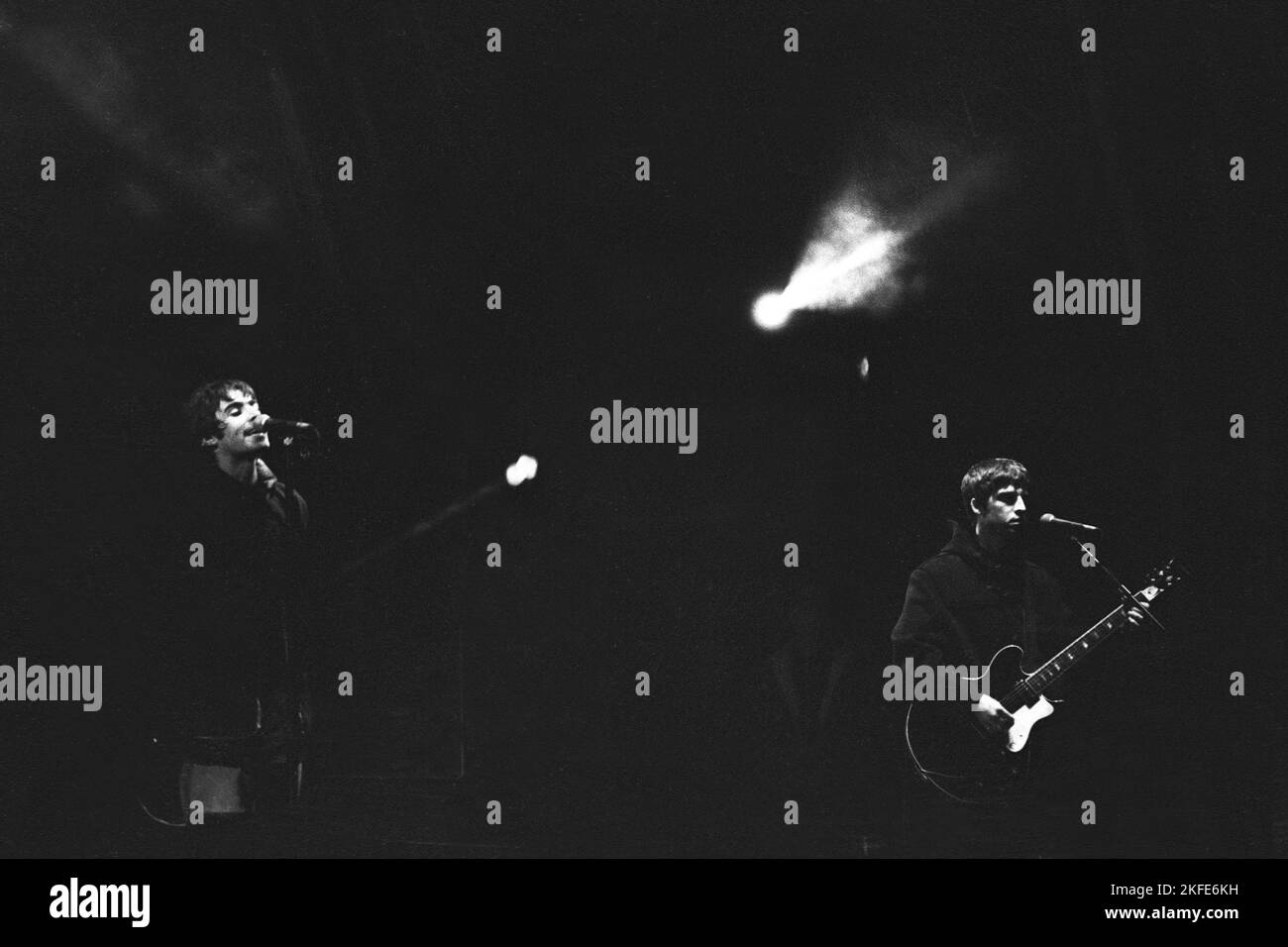OASIS, PREMIÈRE VEDETTE DE GLASTONBURY, 1995 : Liam et Noel Gallagher ...