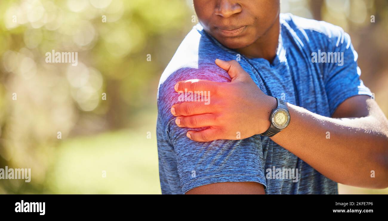Main, épaule et douleur avec un homme noir sportif tenant son ...