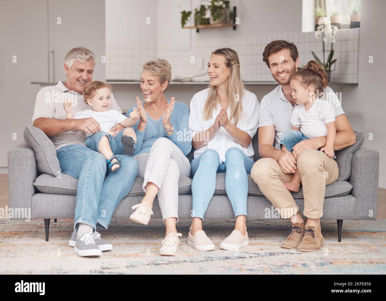 Grande famille, grands-parents et enfants sur le canapé dans la salle ...