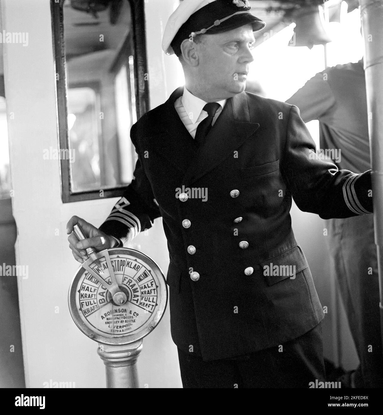 Dans le 1960s. Le capitaine du navire manœuvre le télégraphe d'ordre ...
