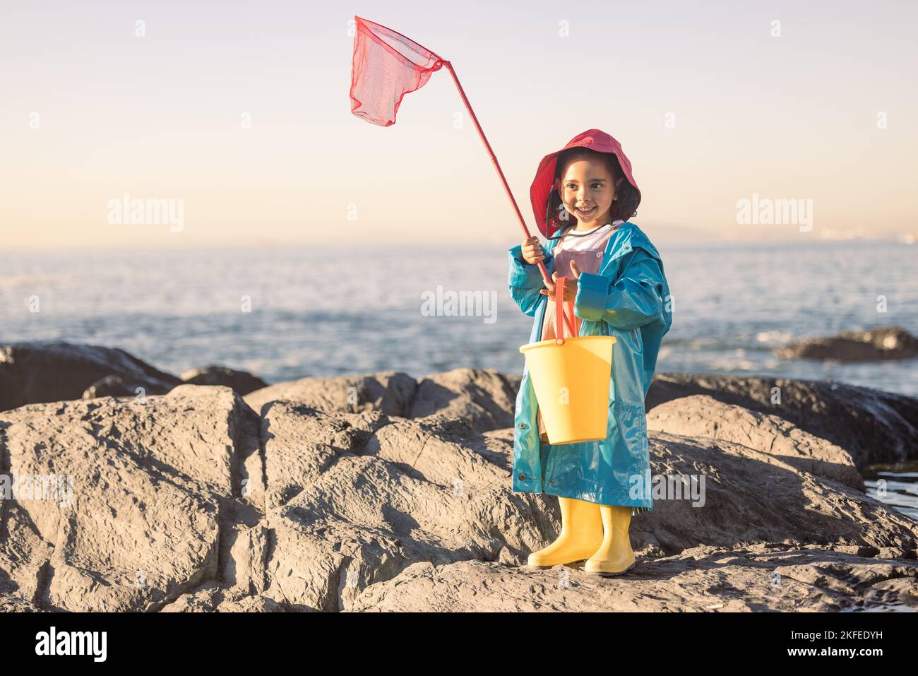 Enfant, fille ou enfant filet de pêche ou seau à la plage piscines de ...
