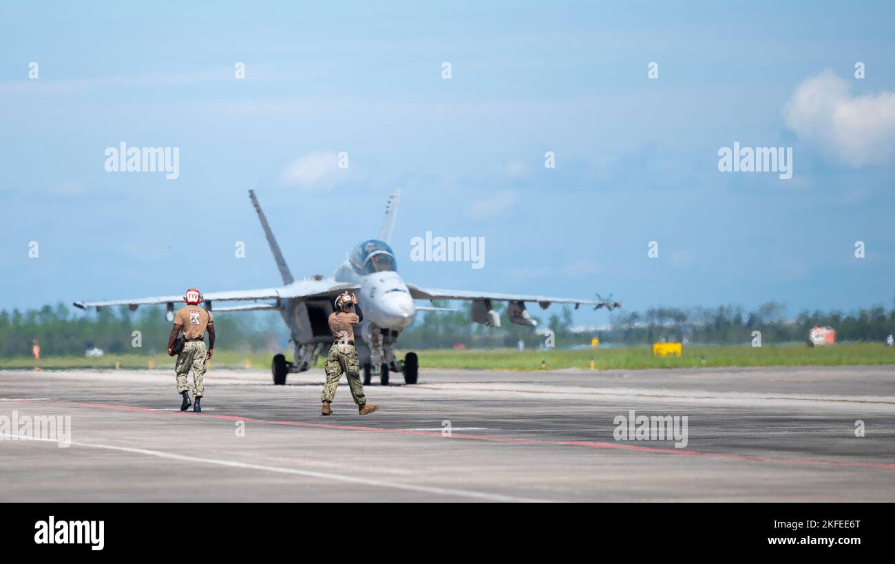 Les marins américains du Strike Fighter Squadron (VFA) 2, Naval Air ...