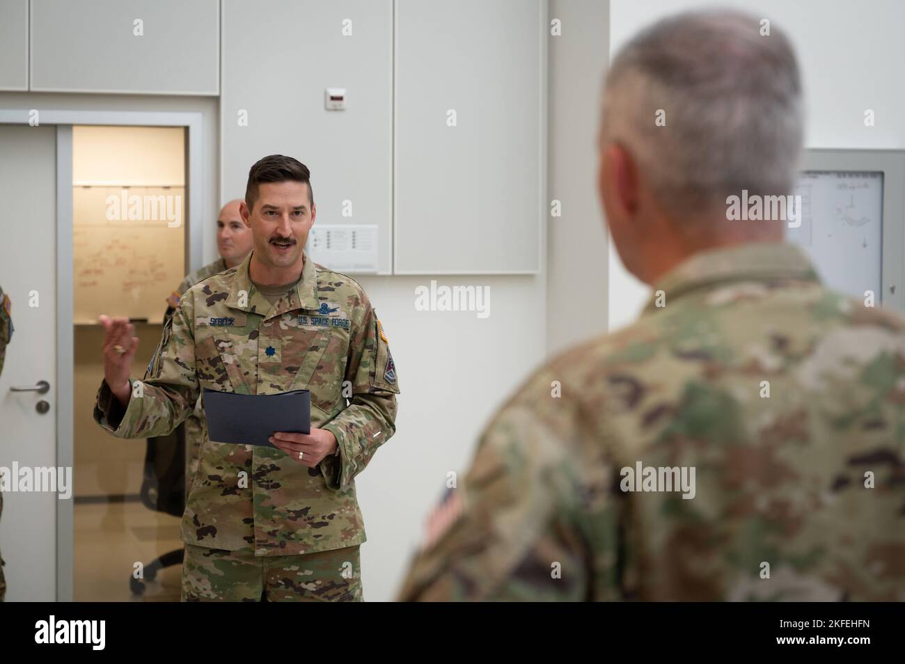Le lieutenant-colonel Daniel Sebeck de la Force spatiale américaine ...
