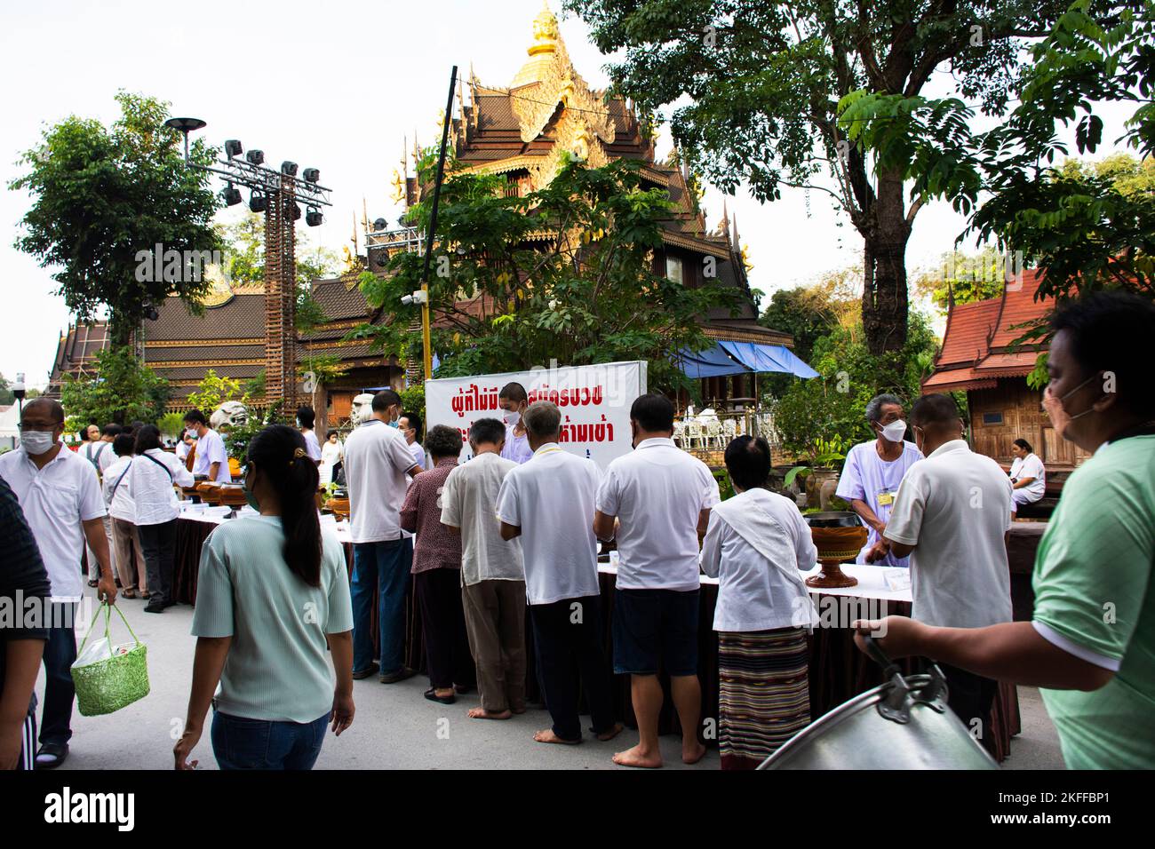 Le peuple thaïlandais et le praticien observent religieux ou pratique ...
