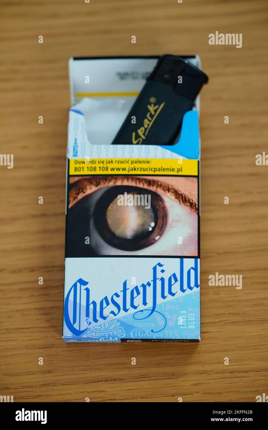 Une boîte à cigarettes vide de marque Chesterfield Linea Blue et un ...