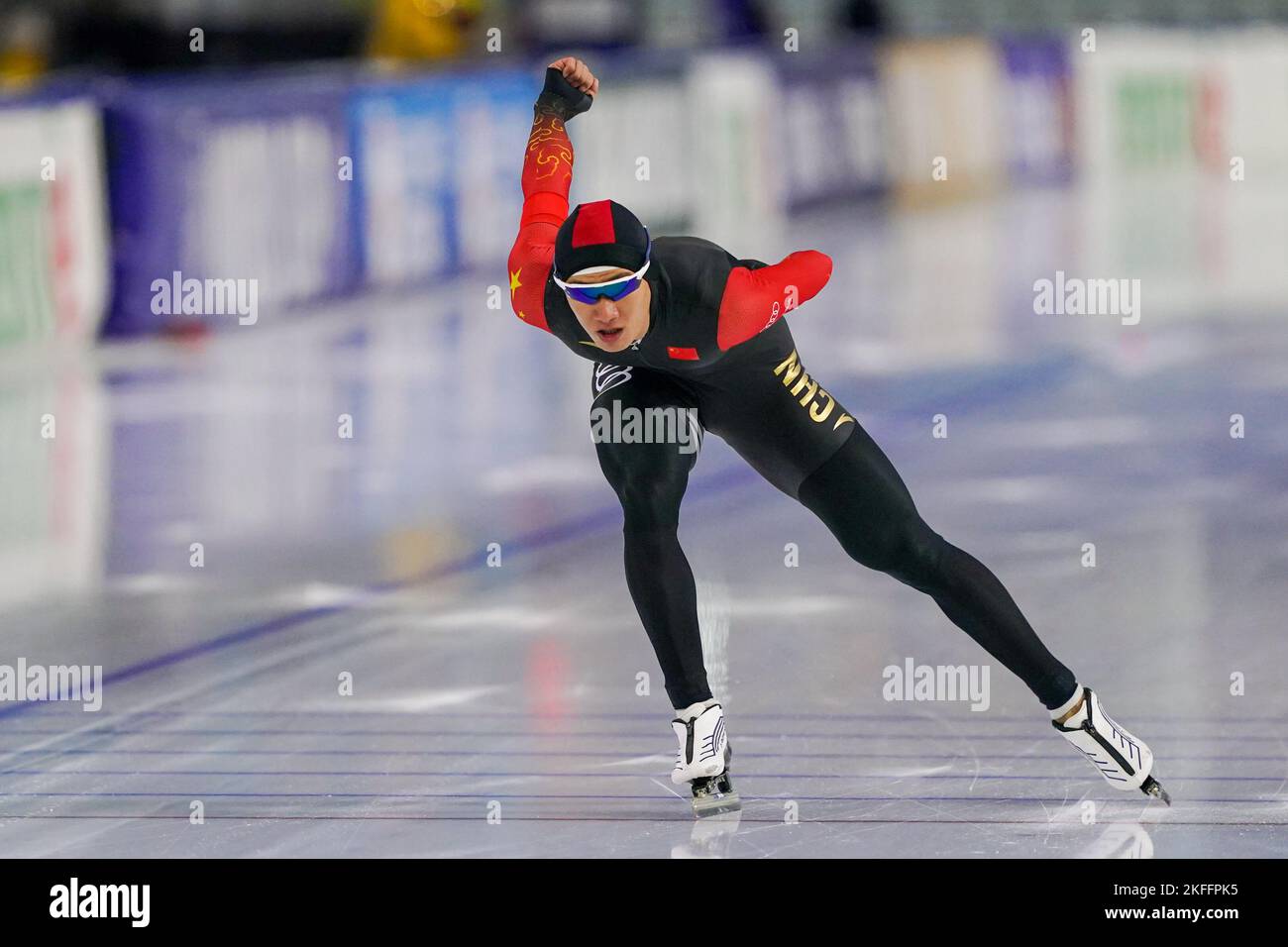 HEERENVEEN, PAYS-BAS - NOVEMBRE 18: Haotian Wang de Chine en compétition sur le groupe hommes B ...