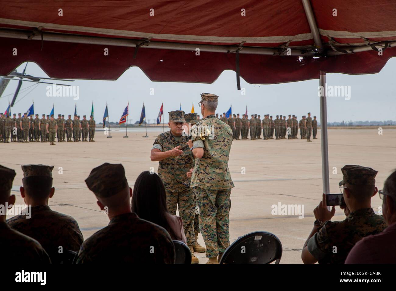 Le colonel Sean P. Howing, commandant du Marine Aircraft Group (MAG) 16 ...