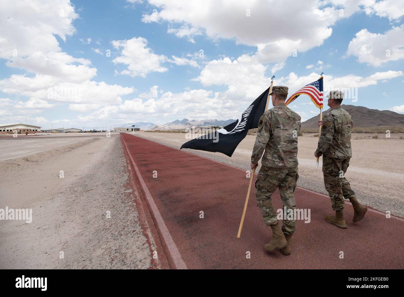 Le lieutenant-colonel Nicklaus de la U.S. Air Force, à droite, 432nd ...