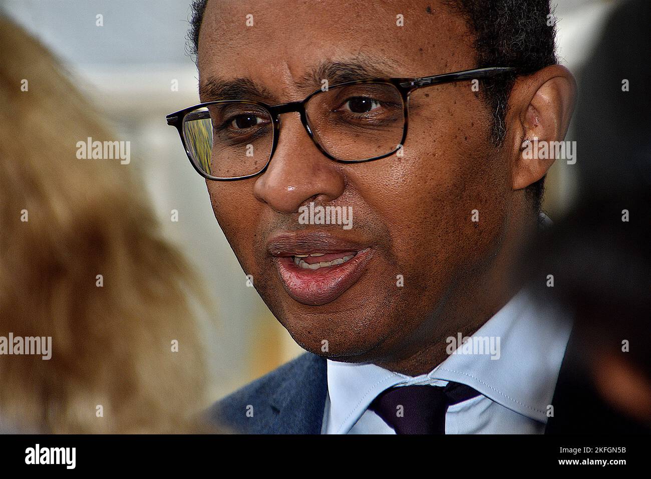 Le ministre de l'éducation nationale, Pap Ndiaye, est vu discuter avec un enseignant lors de sa ...