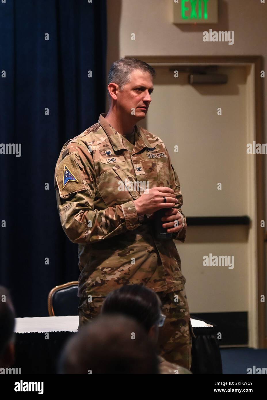 Le colonel Robert long de la US Space Force, commandant du lancement ...