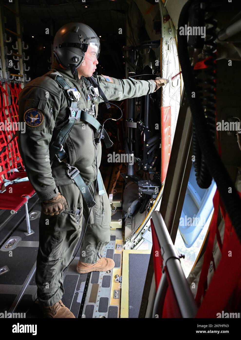 136th Texas Air National Guard Loadmaster, Sergent d'état-major Henry Saucedo-Gomez attend de ...