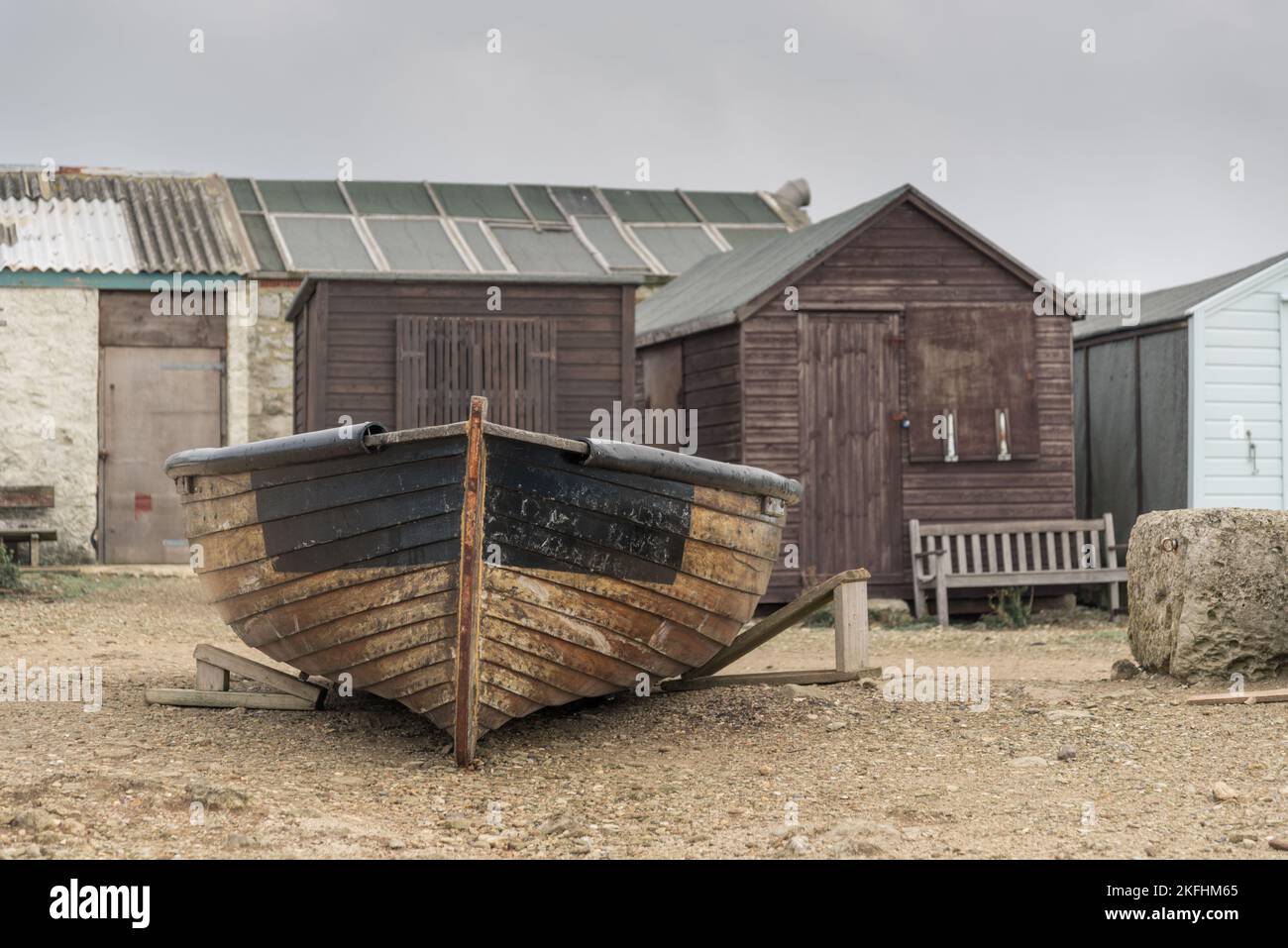 Ancienne coque de bateau marron avec hangar rustique de vieux shabby et ...