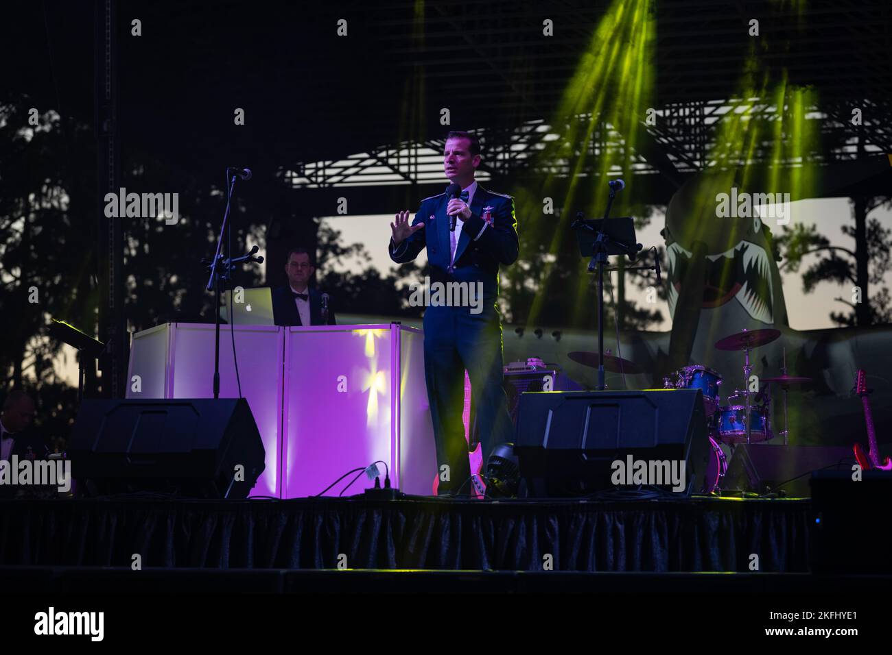 Le colonel Russell Cook de la US Air Force, commandant de la 23rd e ...