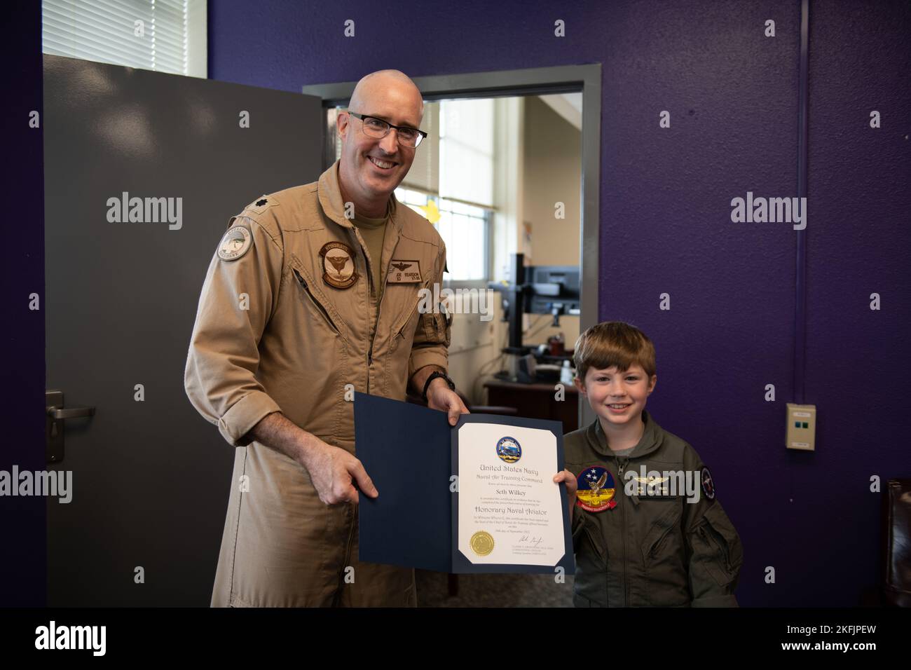 Le commandant Joe Reardon, officier exécutif de VT-35, présente à Seth ...