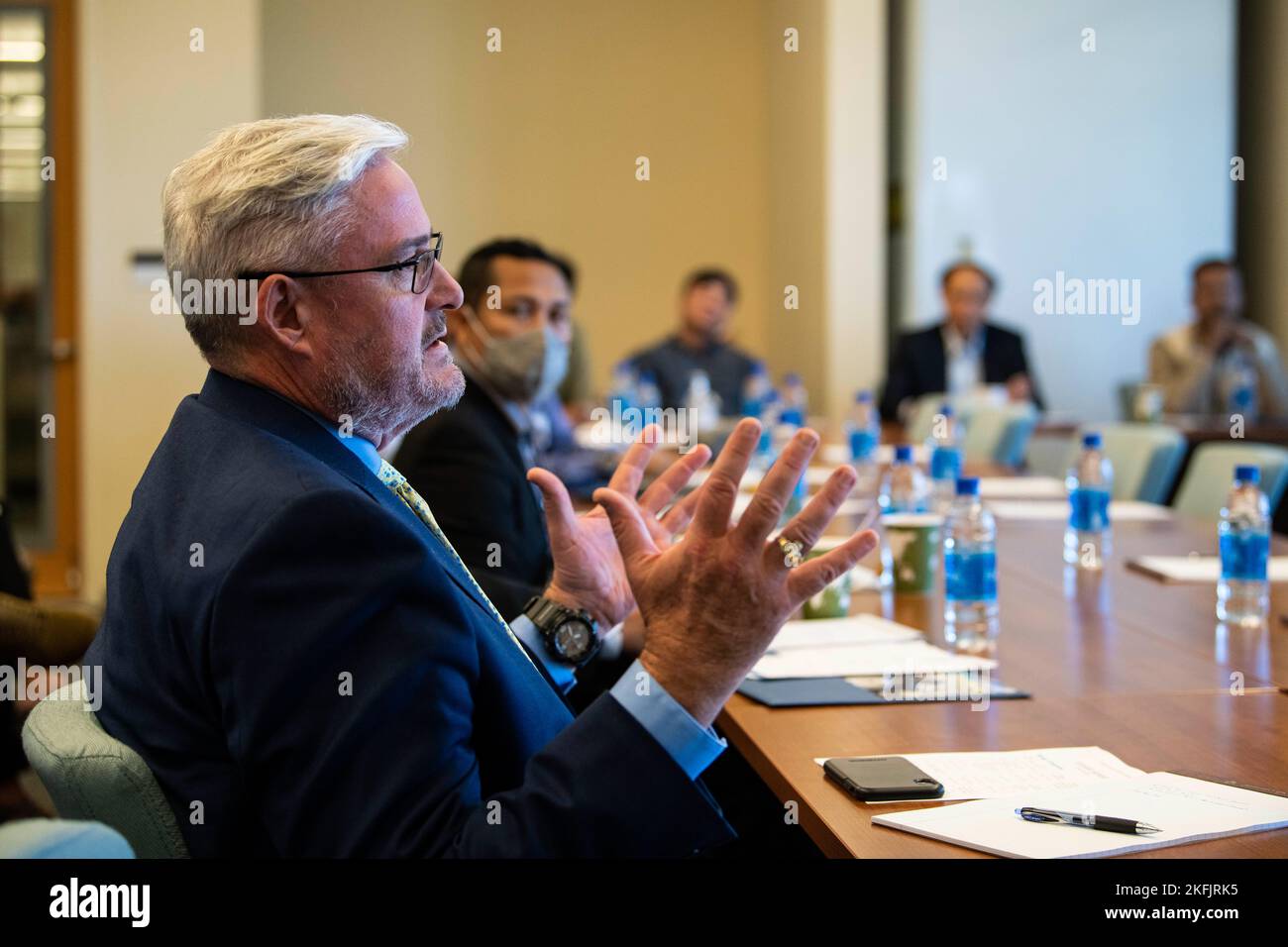 Le Dr Tim McMahon, directeur des opérations de l'ADN du ministère de la ...