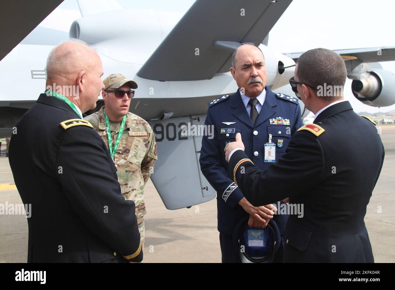 Le général de division de l'armée Ray Shields, à gauche, l'adjudant ...