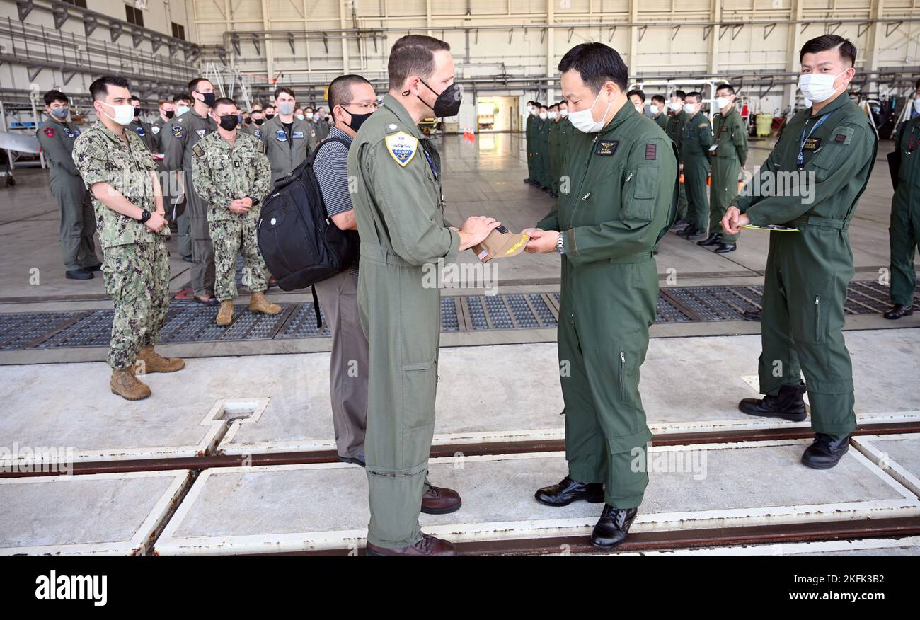 BASE AÉRIENNE DE KADENA, Japon (sept 21, 2022) – Cmdr. Nicholas Bullard ...