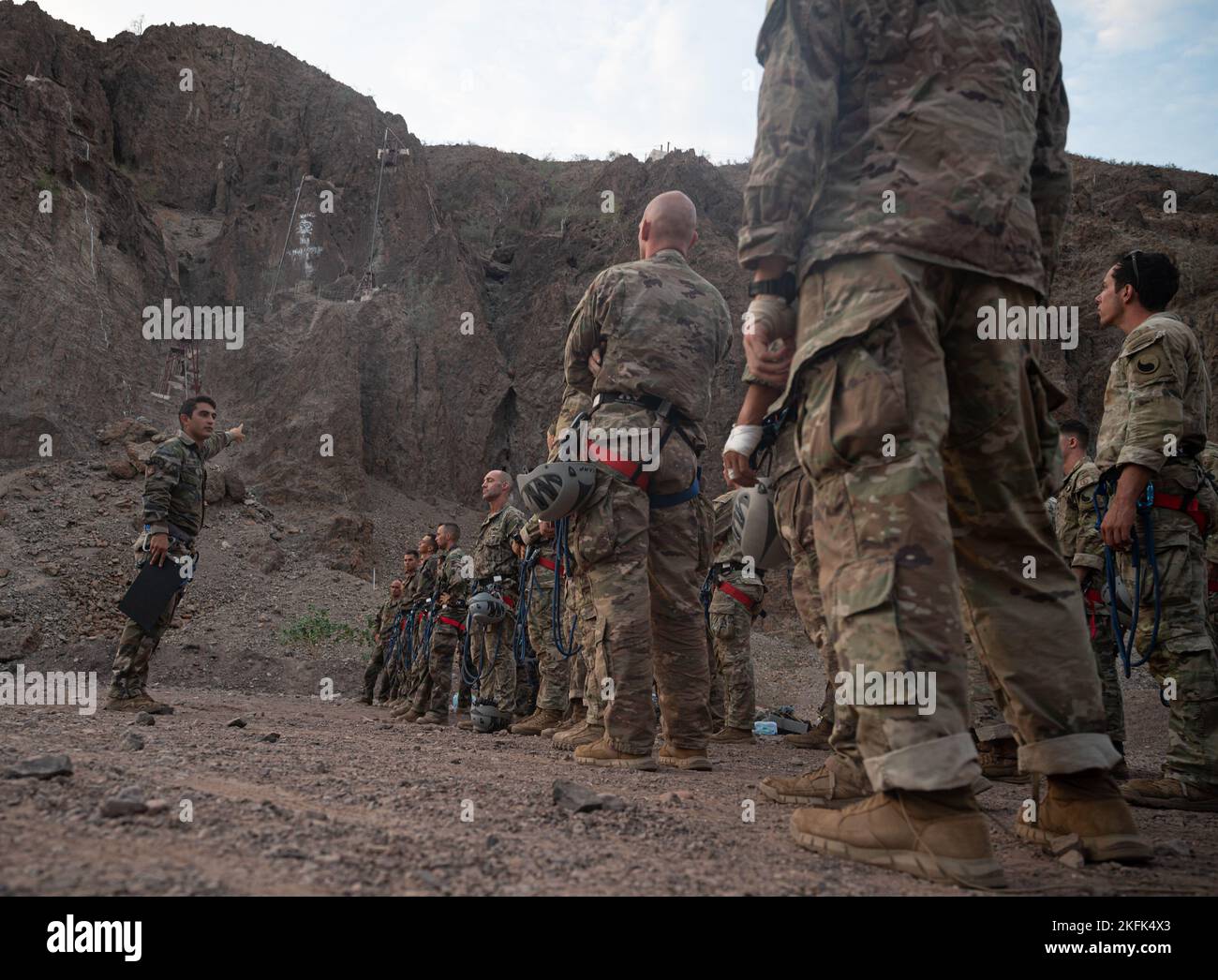 Un instructeur du cours français de commando du désert (FDCC) informe ...