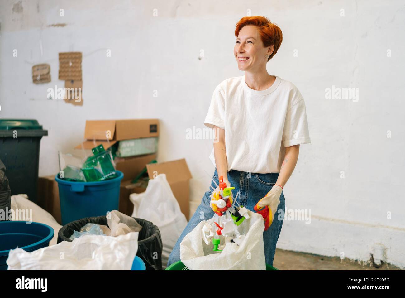 Portrait d'une femme souriante et heureuse travaillant en gants de ...