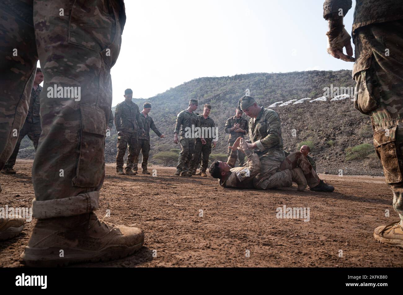 Un instructeur du cours français de commando du désert (FDCC) montre ...