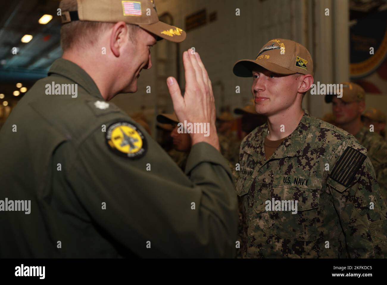 Cmdr. Matthew Mulcahey, le premier officier exécutif éventuel du porte ...