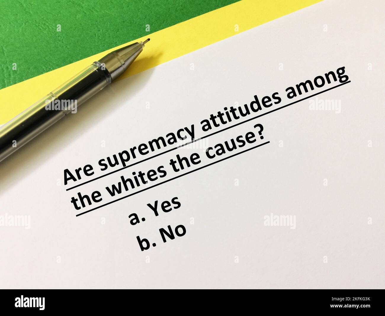 Une personne répond à une question sur le racisme. Il pense si les ...
