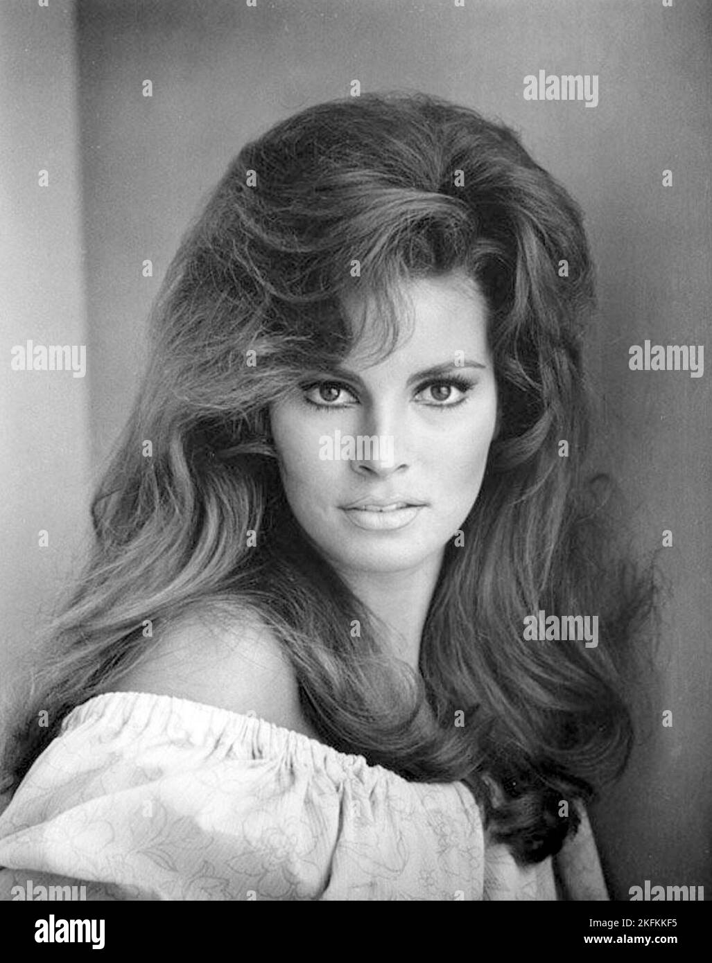 RAQUEL WELCH en 100 FUSILS (1969), réalisé par TOM GRIES. Crédit: 20th ...