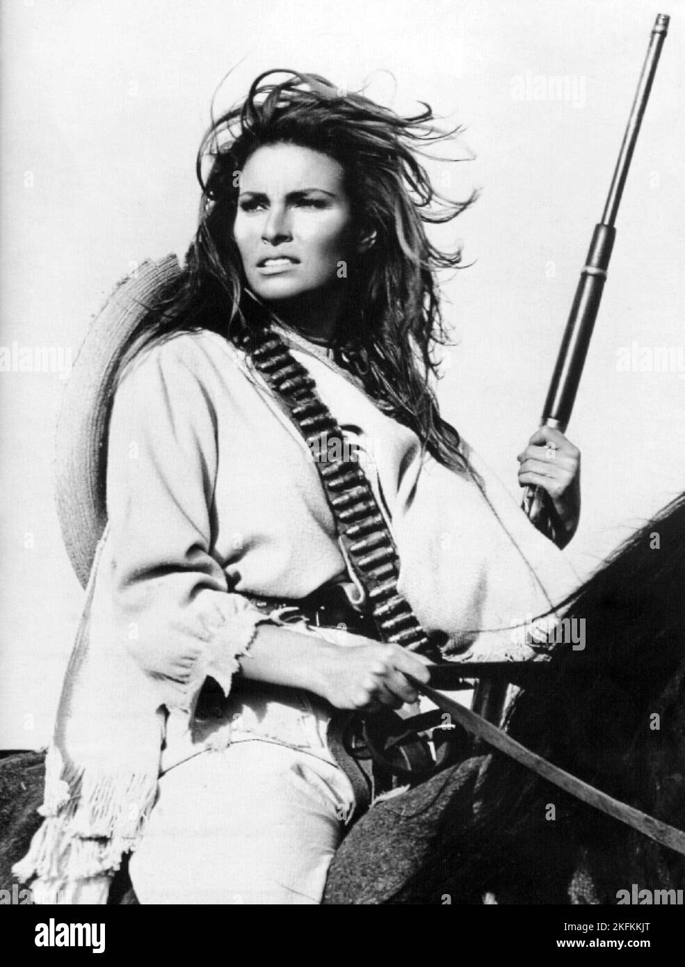 RAQUEL WELCH en 100 FUSILS (1969), réalisé par TOM GRIES. Crédit: 20th ...