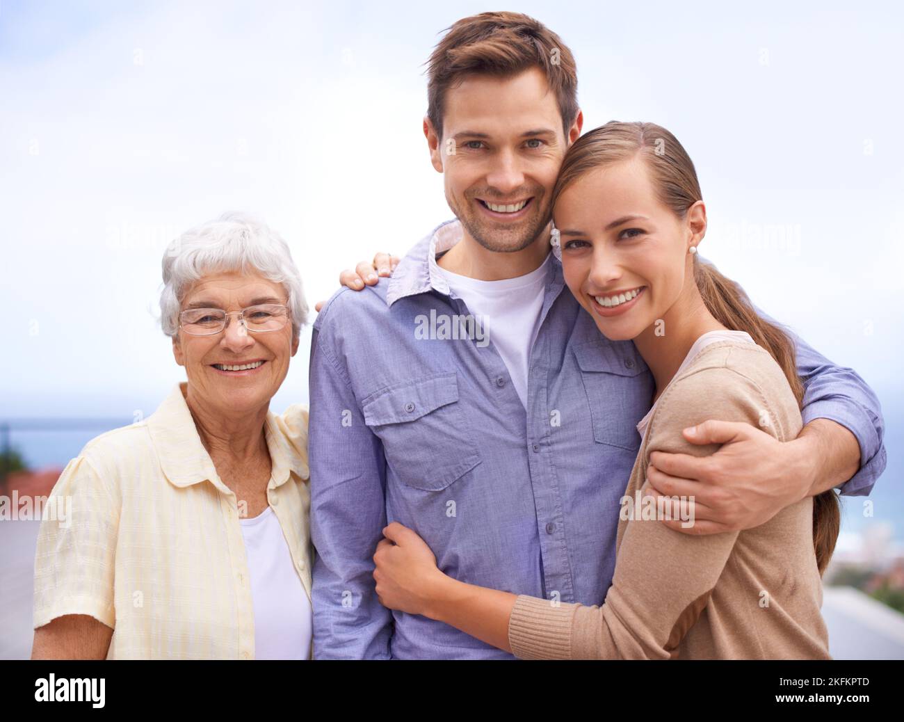 Si Fier De Mon Garçon Portrait Dune Mère Debout Avec Son Fils Et Sa 8506