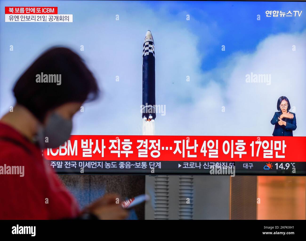 Un écran de télévision montre le KCNA nord-coréen qui a publié une photo du lancement de missile ...