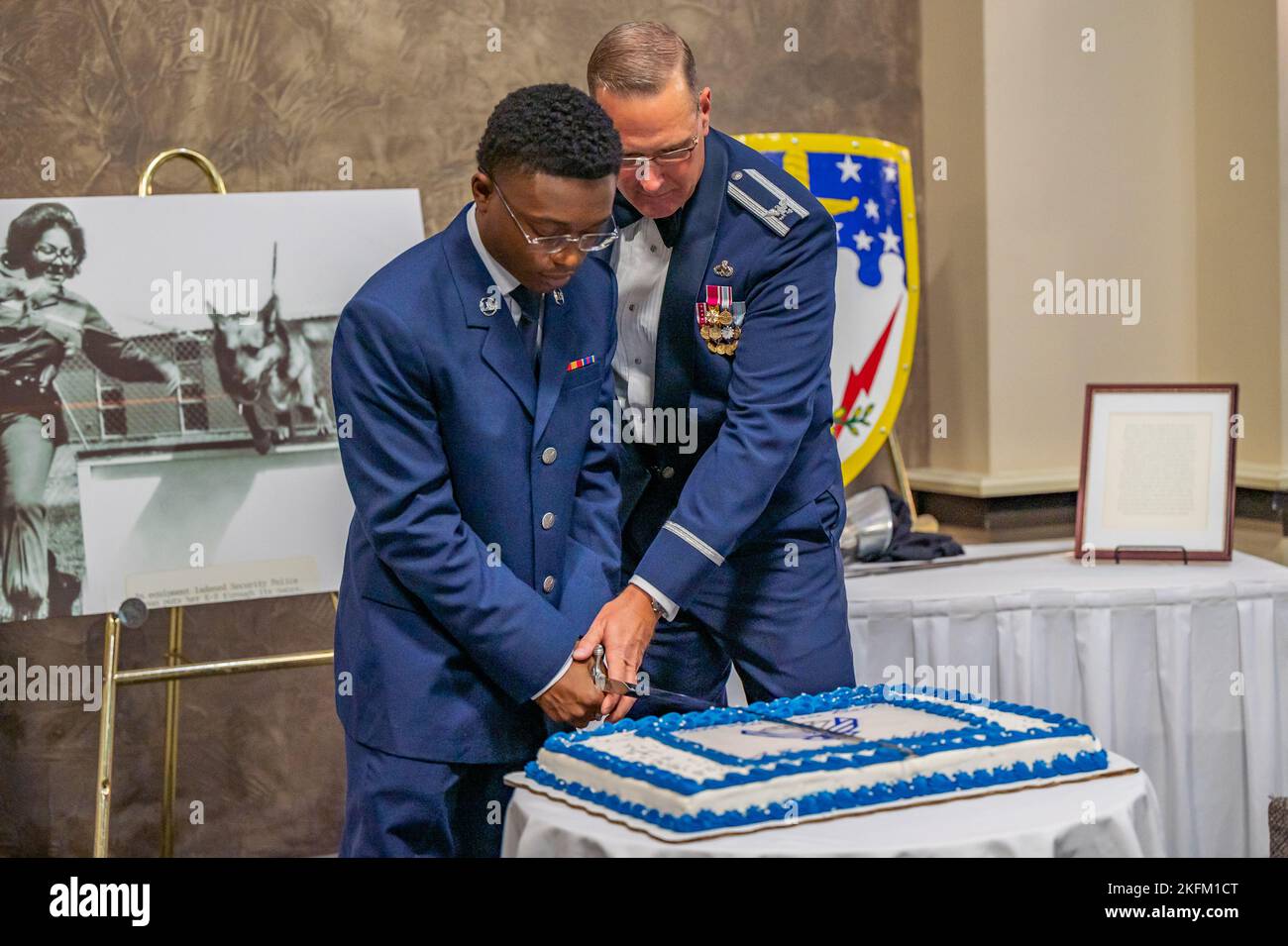 Airman Jayden Thompson, à gauche, coordonnateur du programme de l'unité ...