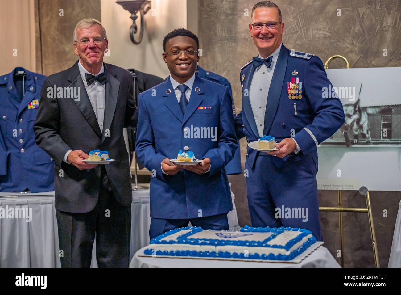 L'honorable Bob Kelly, à gauche, maire de Great Falls, Airman Jayden ...