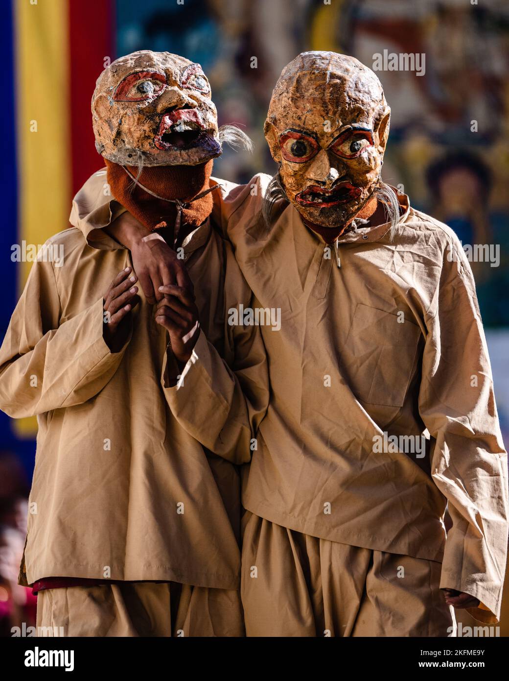 Le rituel bouddhiste tibétain dupe danseuses au festival Tiji au Népal ...