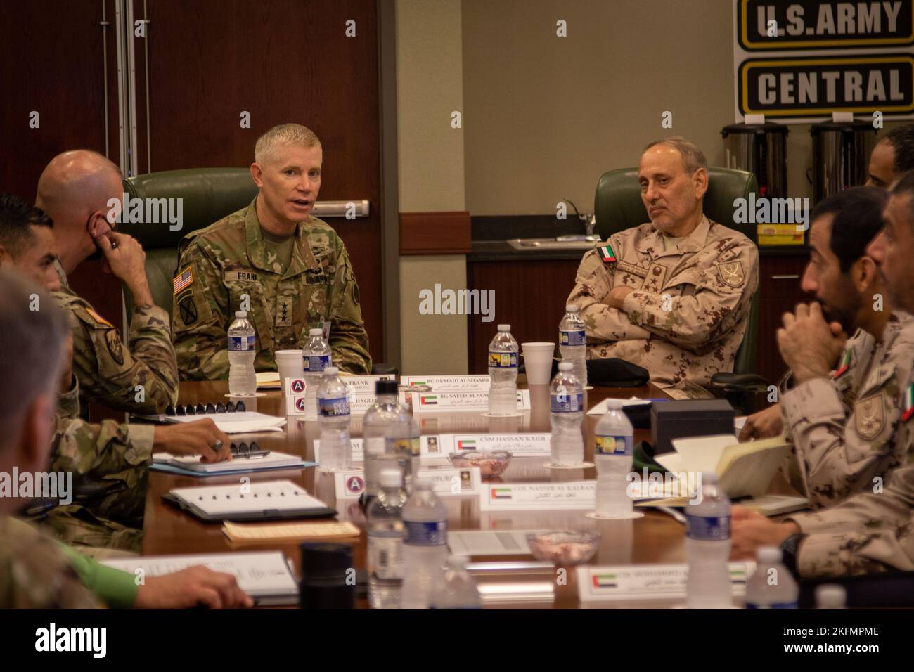 Le lieutenant-général Patrick Frank, commandant central de l'armée ...