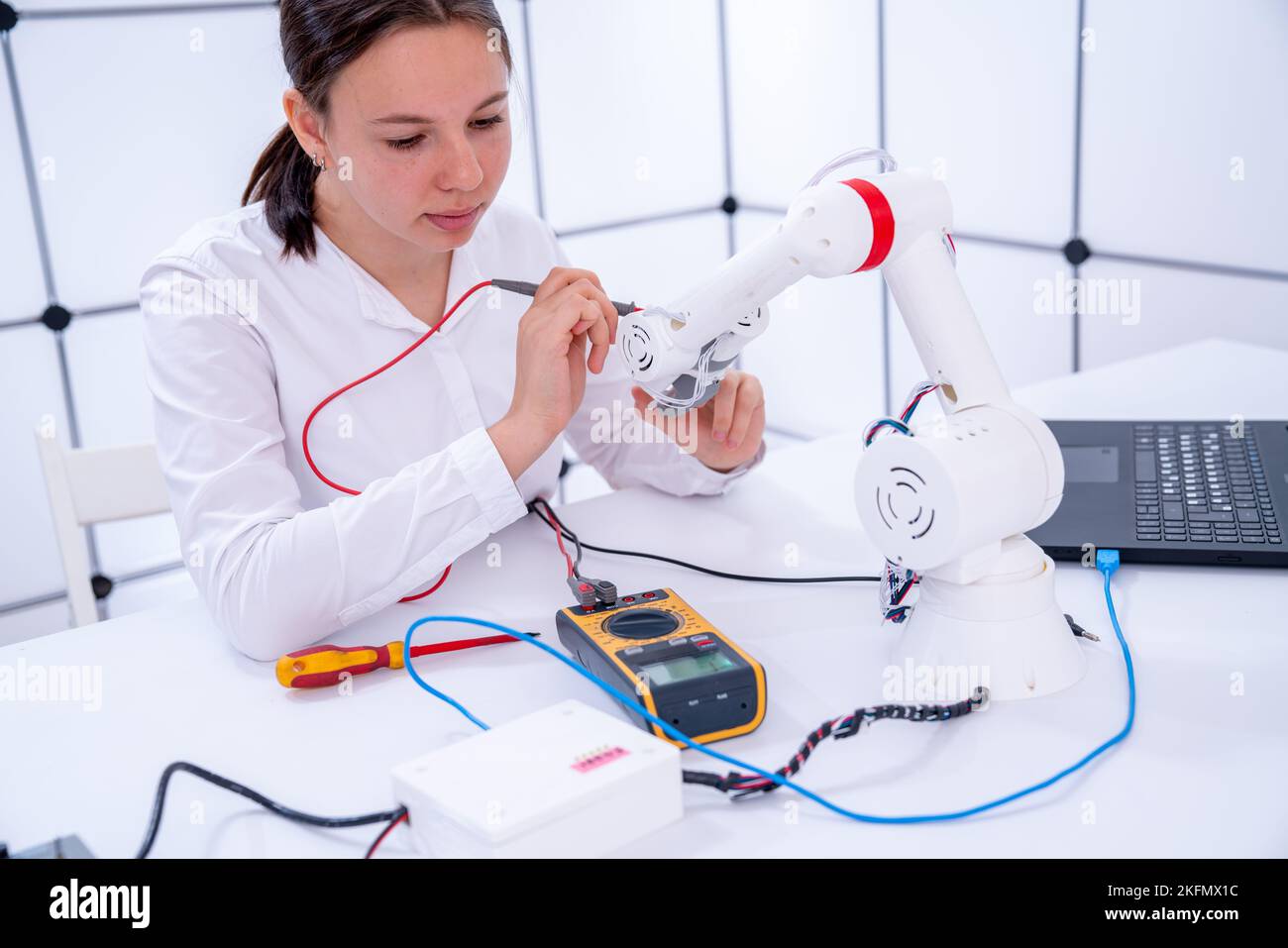 le modèle d'un robot industriel est mis en place par une étudiante de l ...