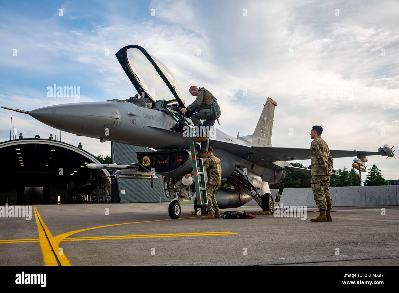 Le lieutenant-colonel Jordan Kahn, commandant du 13th Fighter Squadron ...