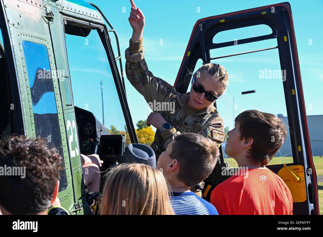 Le capitaine Mackenzie Paul, pilote du 54th Helicopter Squadron ...