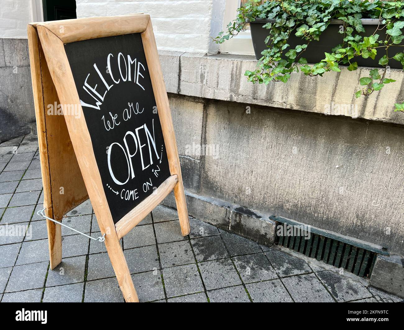panneau en face d'une boutique ou d'un café. tableau de craie avec ...