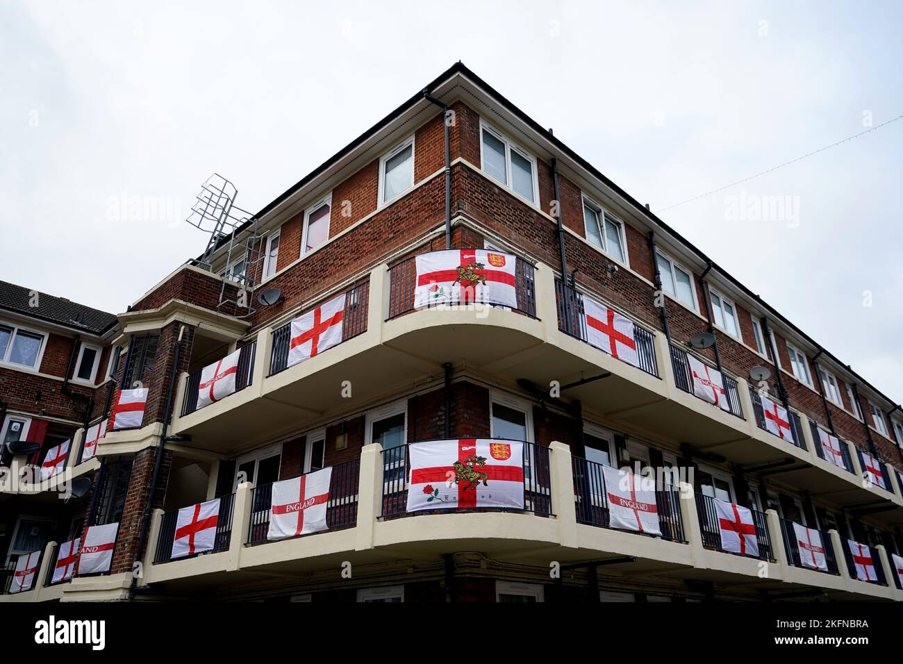 Une vue générale des drapeaux de l'Angleterre exposés sur Kirby Estate ...