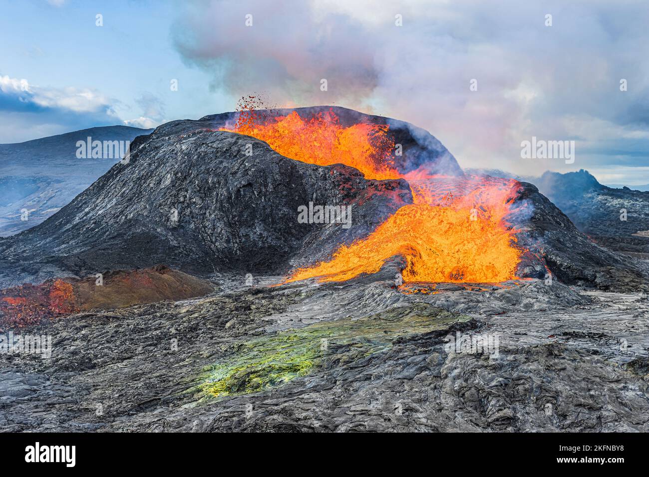 Volcan actif sur la péninsule de Reykjanes. Paysage en Islande. Lave du ...