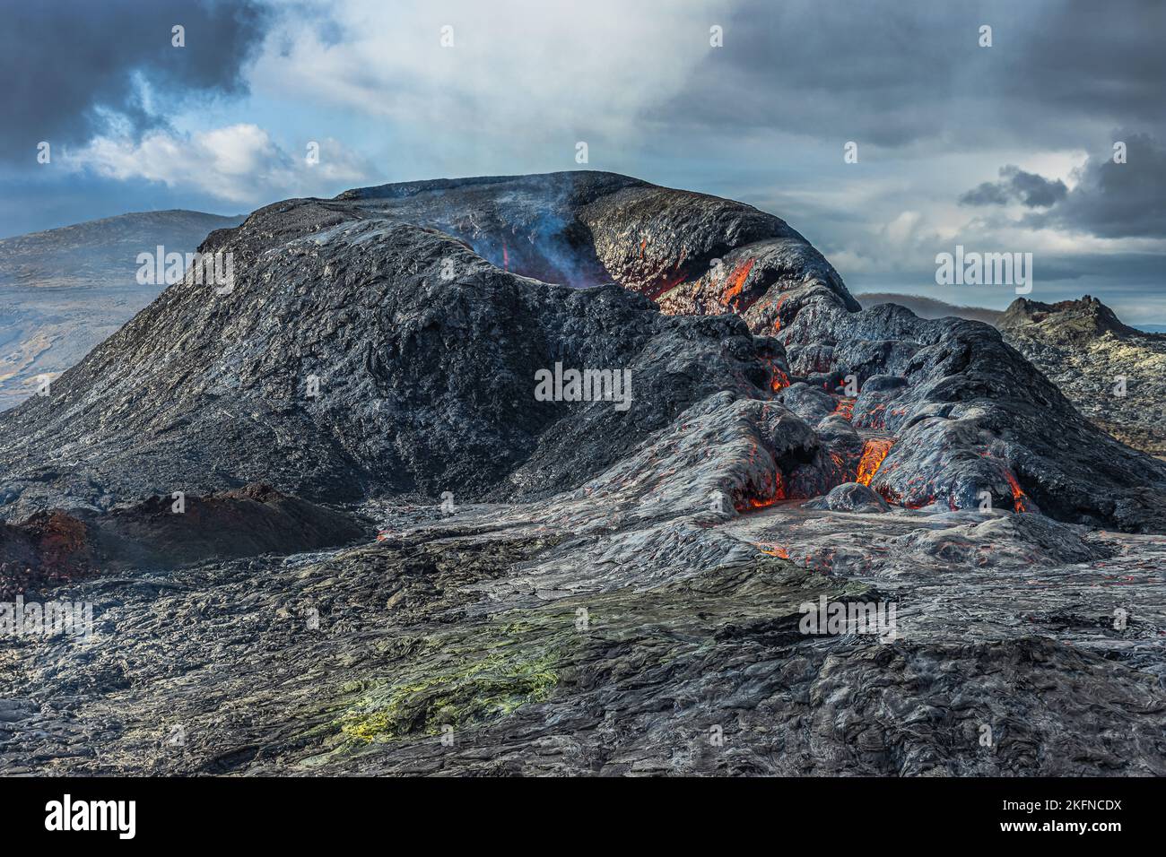Cratères volcaniques par jour en Islande. Volcan actif sur la péninsule ...