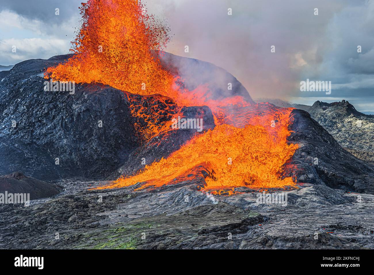 Activité volcanique par un fort écoulement de lave avec fontaine ...