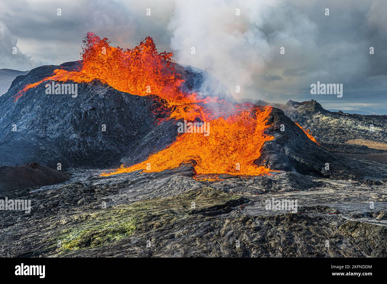 Lave liquide d'un volcan en Islande. Paysage volcanique sur la ...